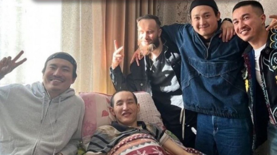 Популярная казахстанская группа “Ирина Кайратовна” навестила фаната из Костаная | Газета Наш ...